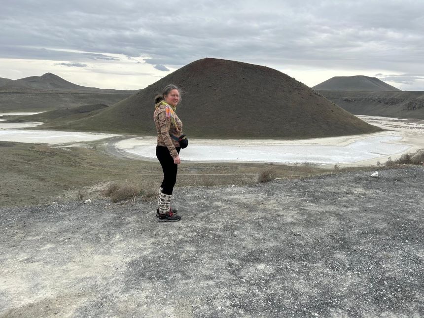 Kadın turist 3 bin 491 kilometre yolu aşarak Meke Gölü'nü ziyaret etti ...